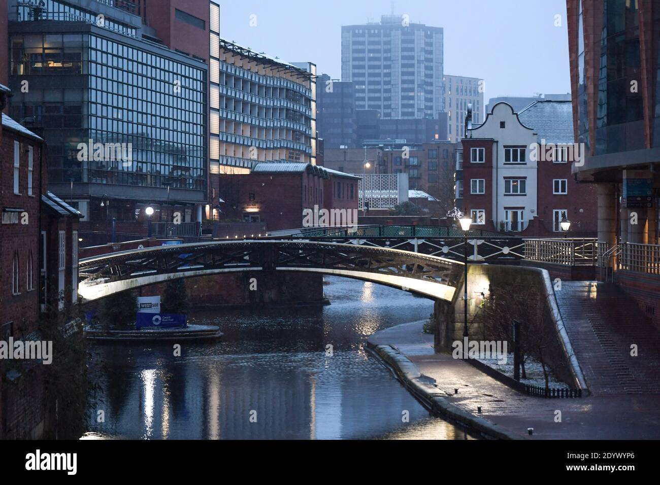 Birmingham, West Midlands, UK. 28th Dec, 2020. A light dusting of snow ...