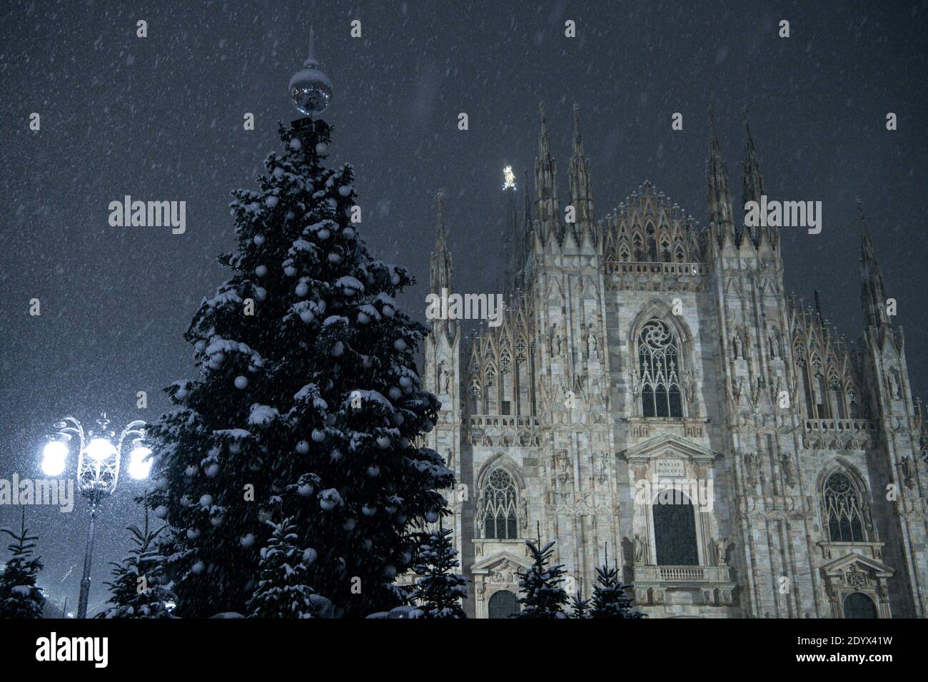 Milan, Italy. 28th Dec, 2020. Heavy snow fall in Piazza Duomo, Milan ...