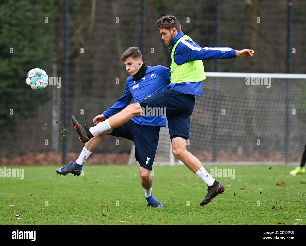 Karlsruhe, Deutschland. 28th Dec, 2020. duels, duel David Trivunic (KSC ...