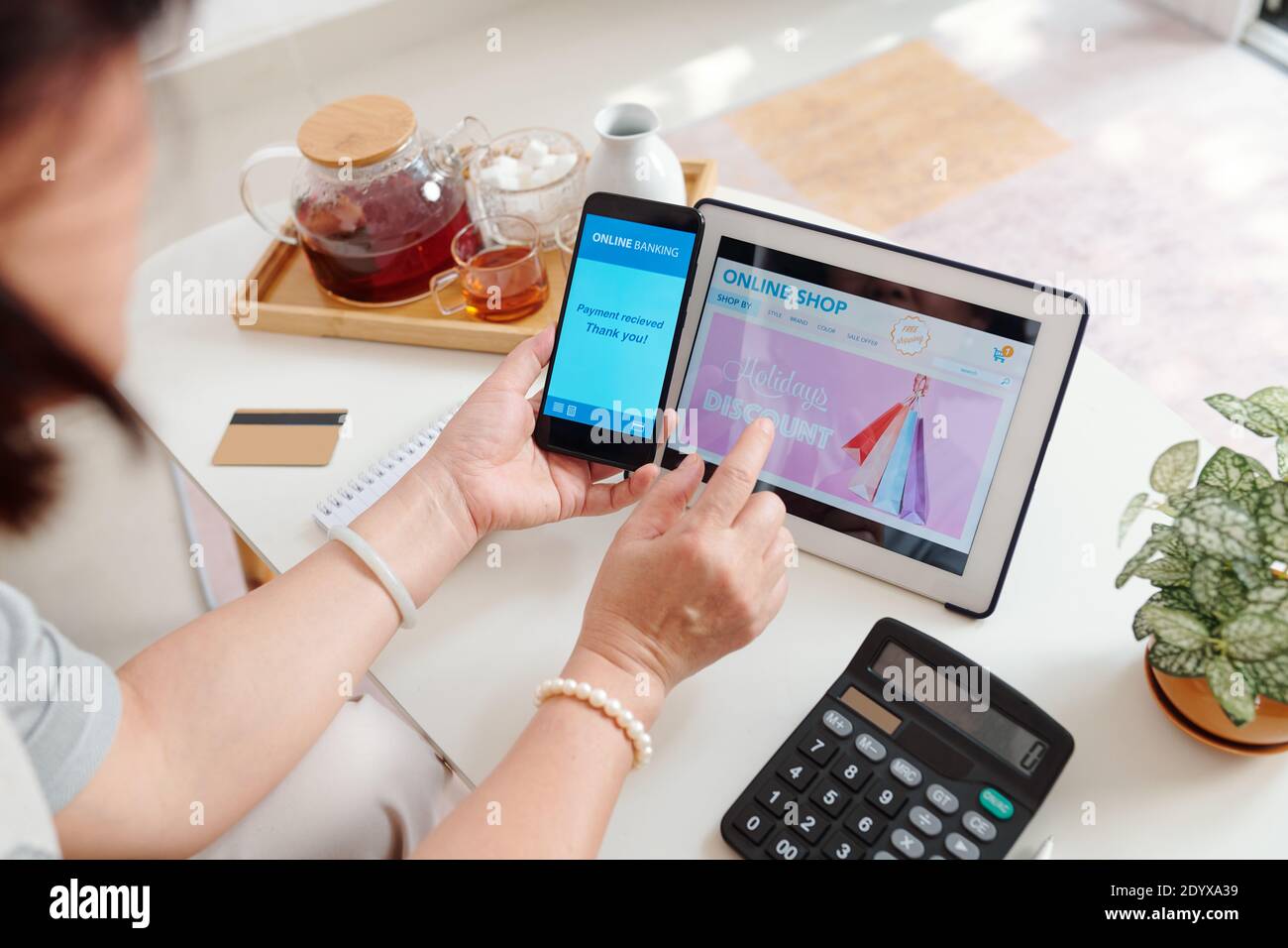 Shopping via mobile app Stock Photo - Alamy