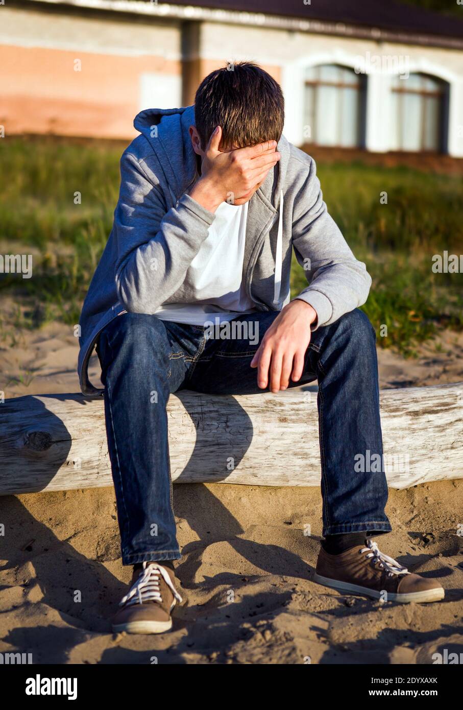 Man outside house sad hi-res stock photography and images - Alamy