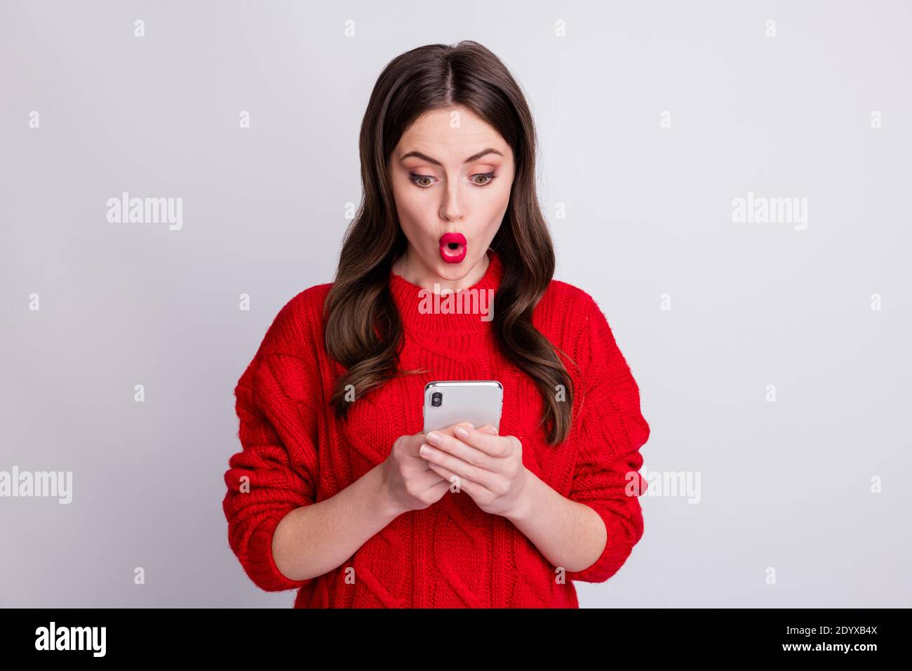 Photo portrait of amazed shocked girl using cellphone using app on ...