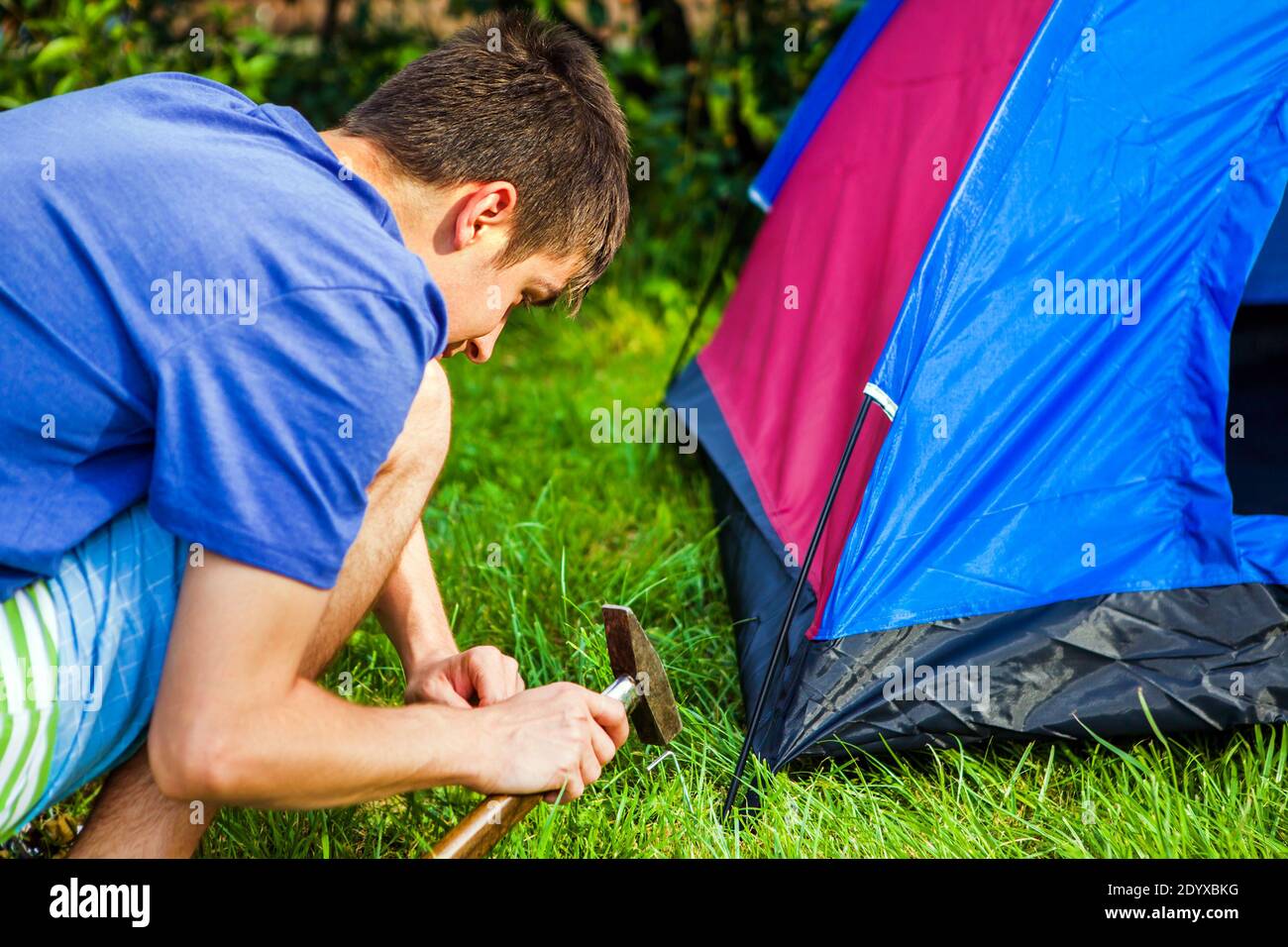 Setting up a tent hi-res stock photography and images - Alamy