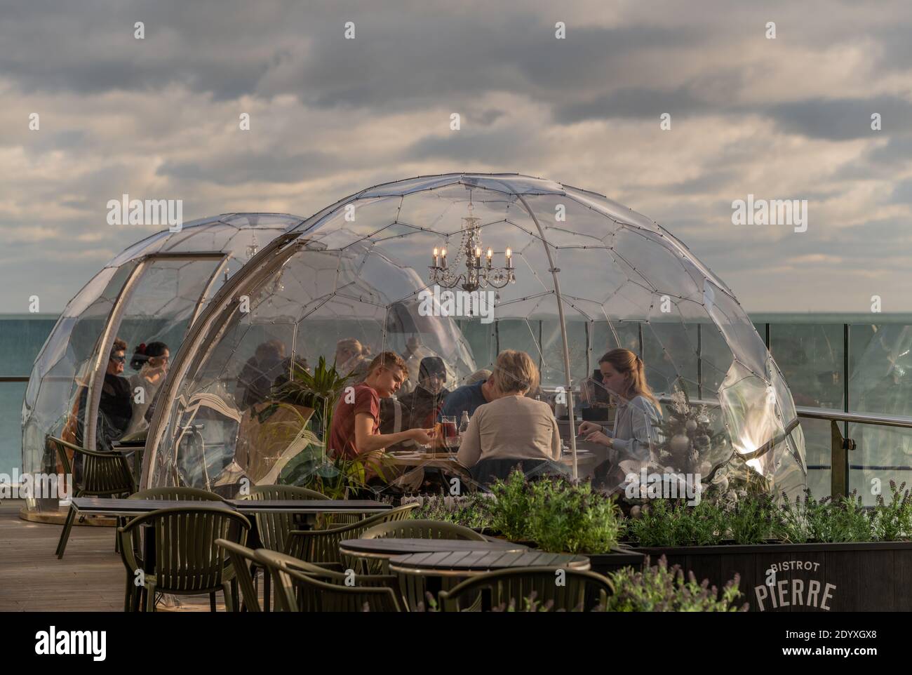 Isolting bubble at restaurant hi-res stock photography and images - Alamy