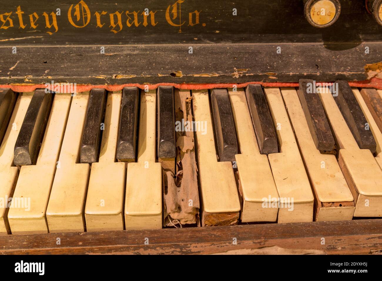 Dusty piano keyboard hi-res stock photography and images - Alamy