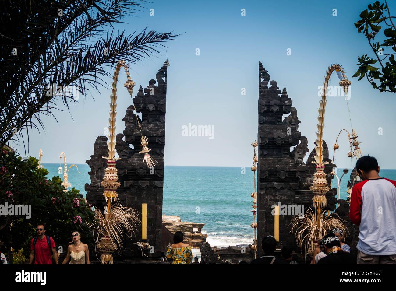Tanah Lot Temple gate and tourists around it Stock Photo - Alamy