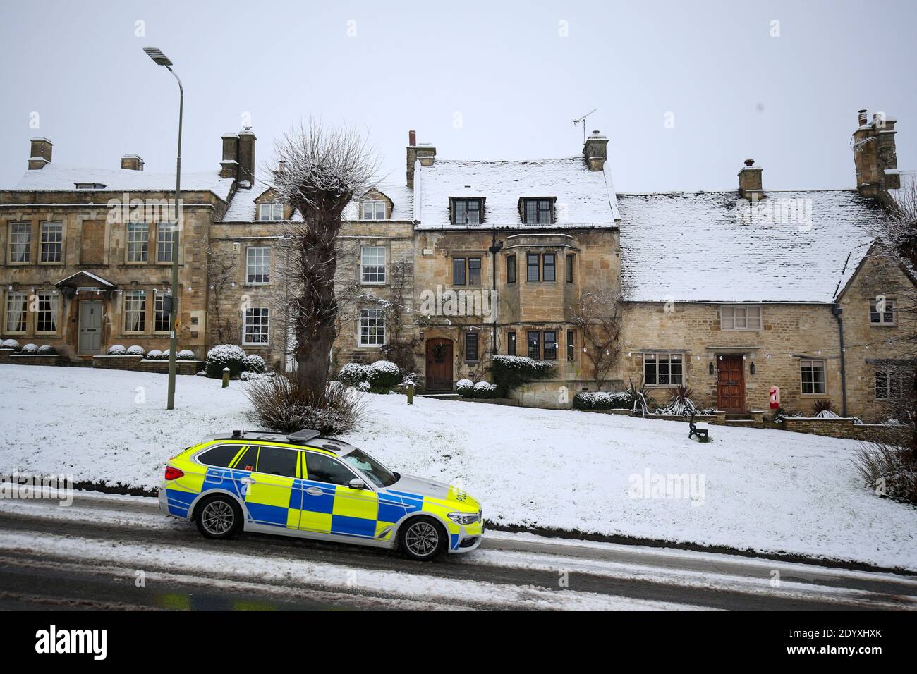 Overnight snow in Burford, West Oxfordshire Stock Photo - Alamy
