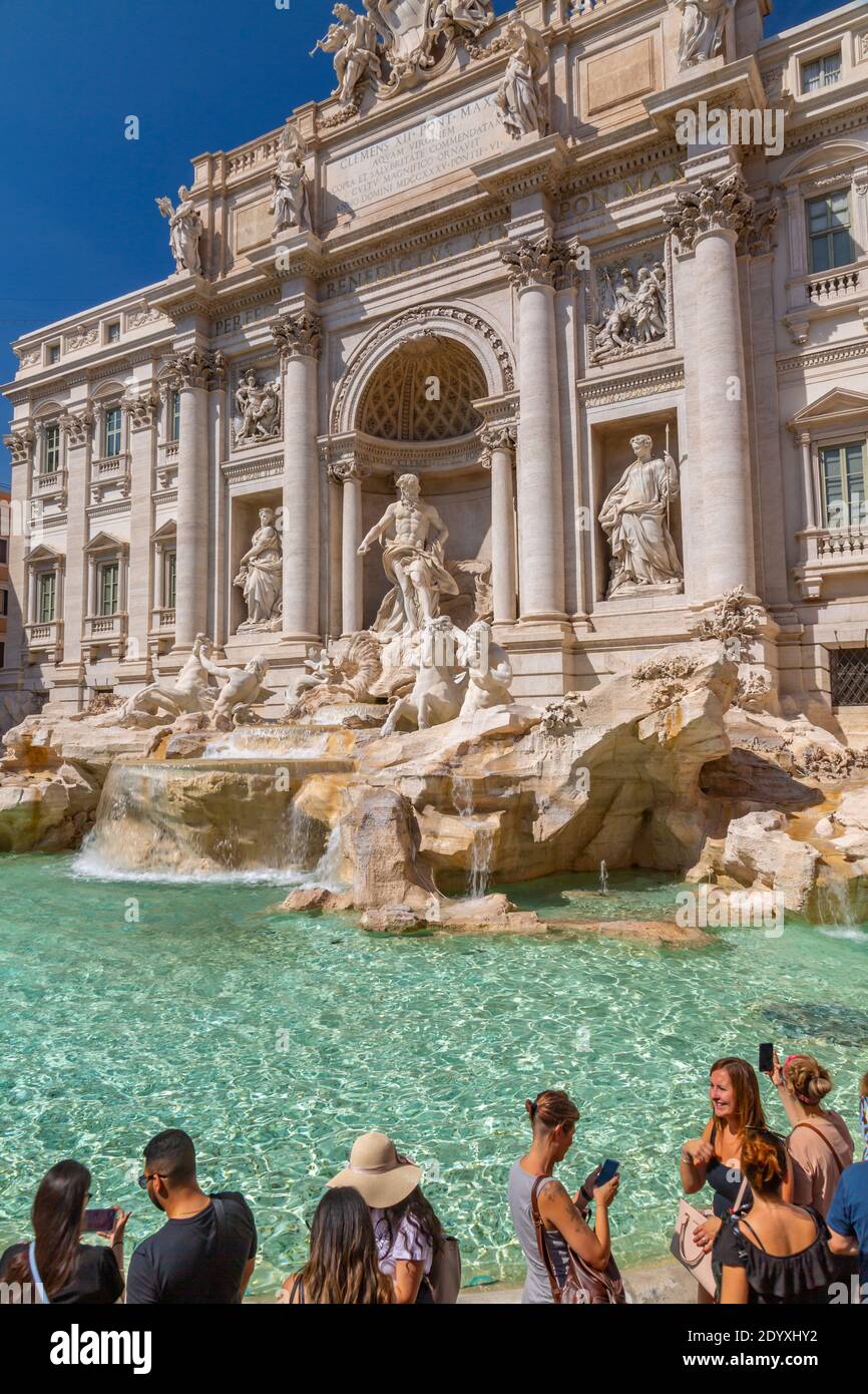 Piazza di trevi hi-res stock photography and images - Alamy
