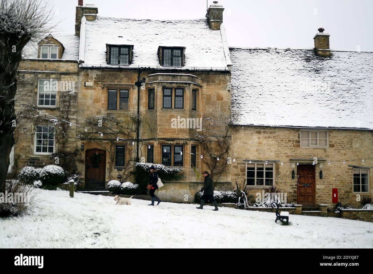 Overnight snow in Burford, West Oxfordshire Stock Photo - Alamy