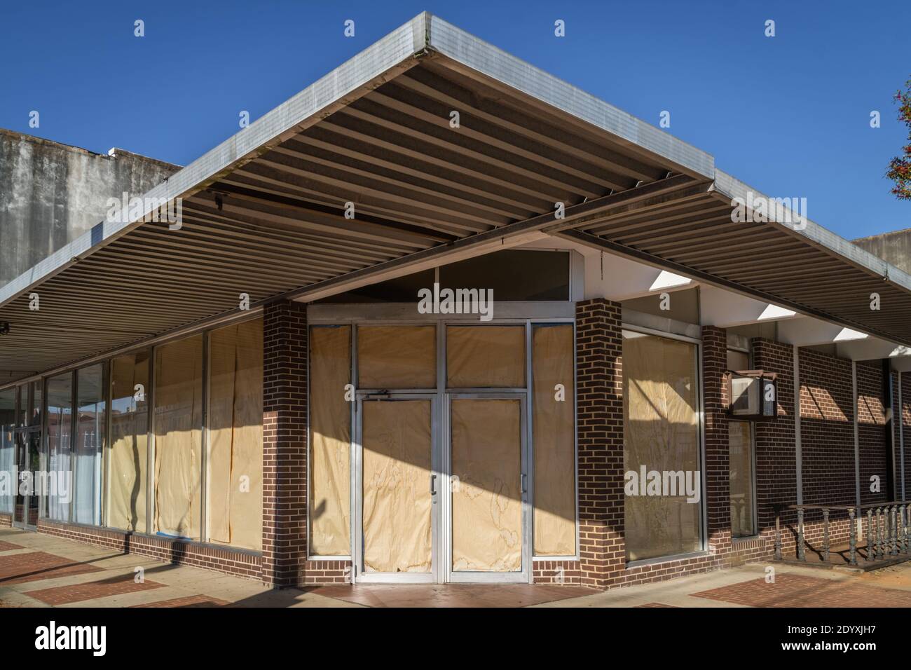 Brick storefronts hi-res stock photography and images - Alamy