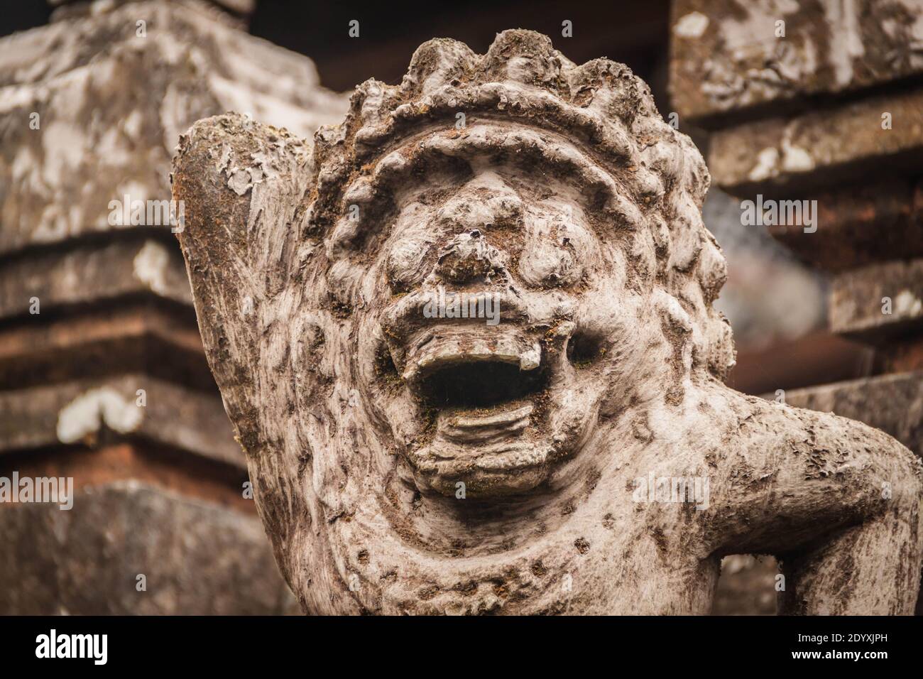 Gate guardian statue at Tanah Lot Temple Stock Photo - Alamy