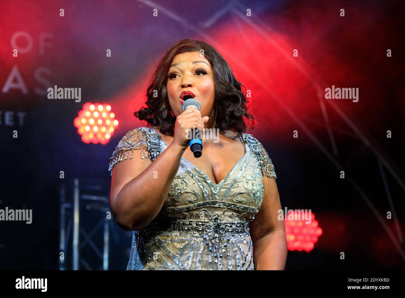 Marisha Wallace sings. The cast of hit musical 'The Dreamgirls' perform ...