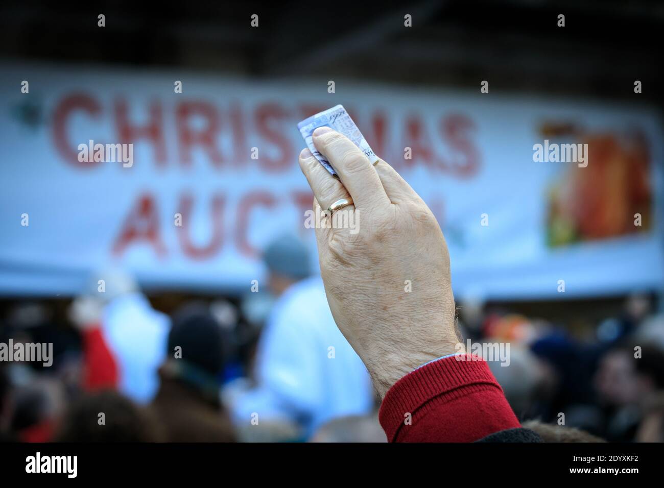 Auction crowd hi-res stock photography and images - Alamy