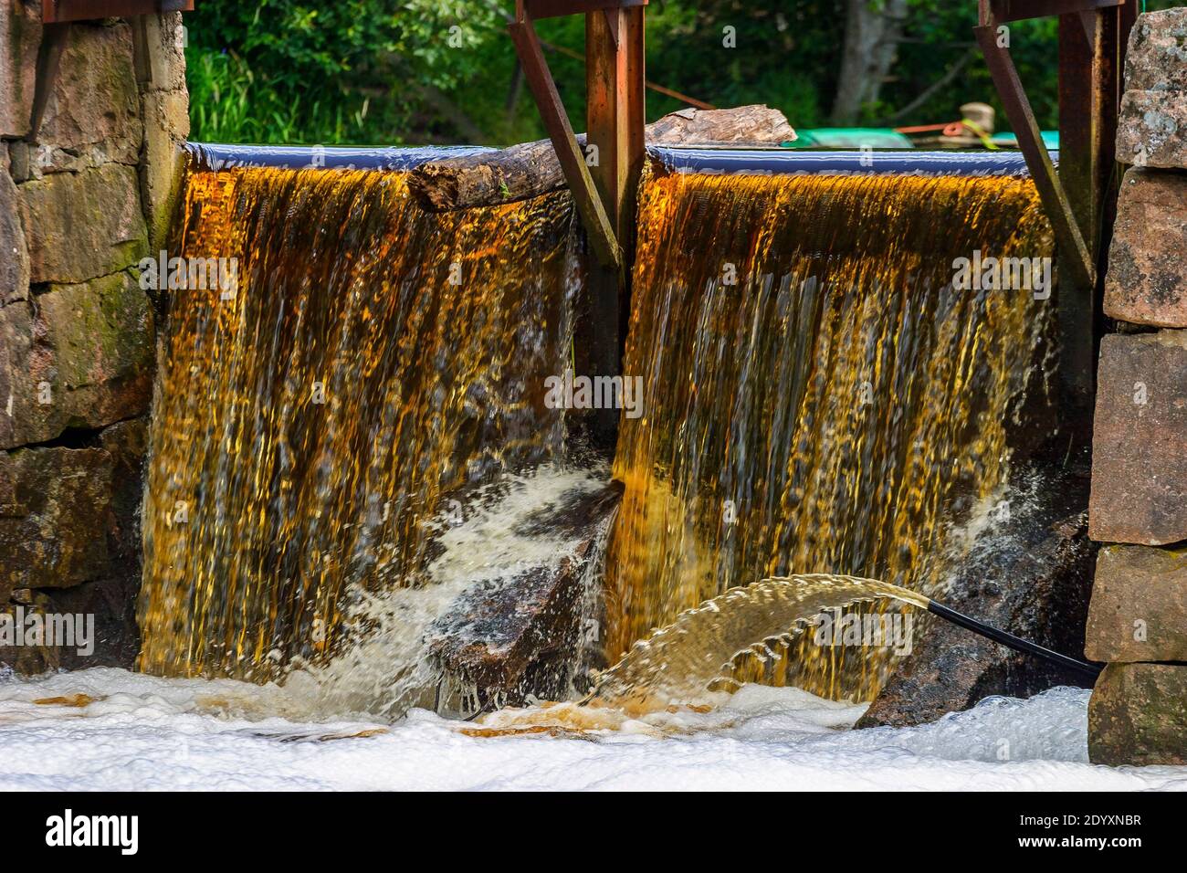 Water flowing over dam wall hi-res stock photography and images - Alamy