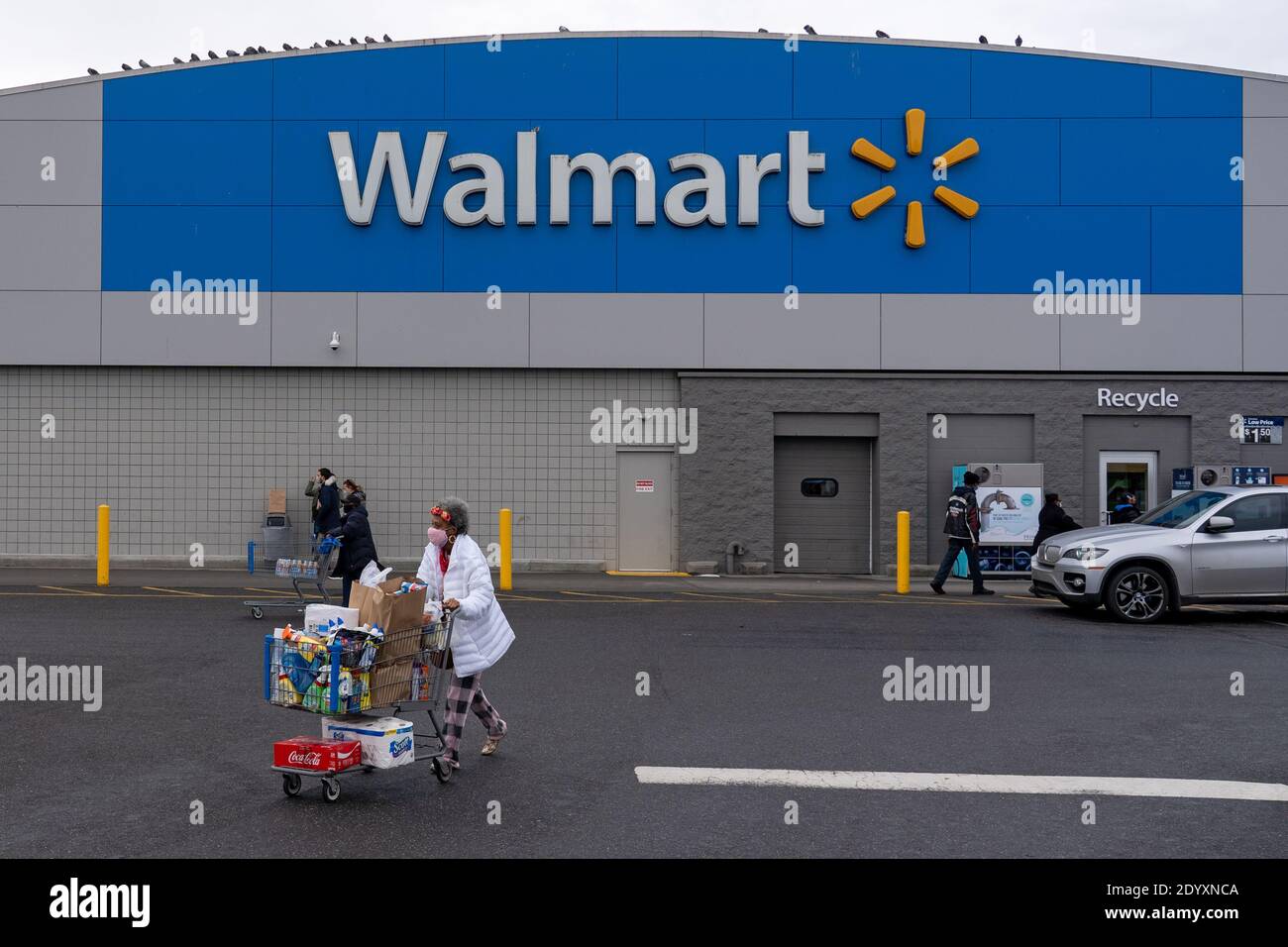 Walmart pharmacy hi-res stock photography and images - Alamy