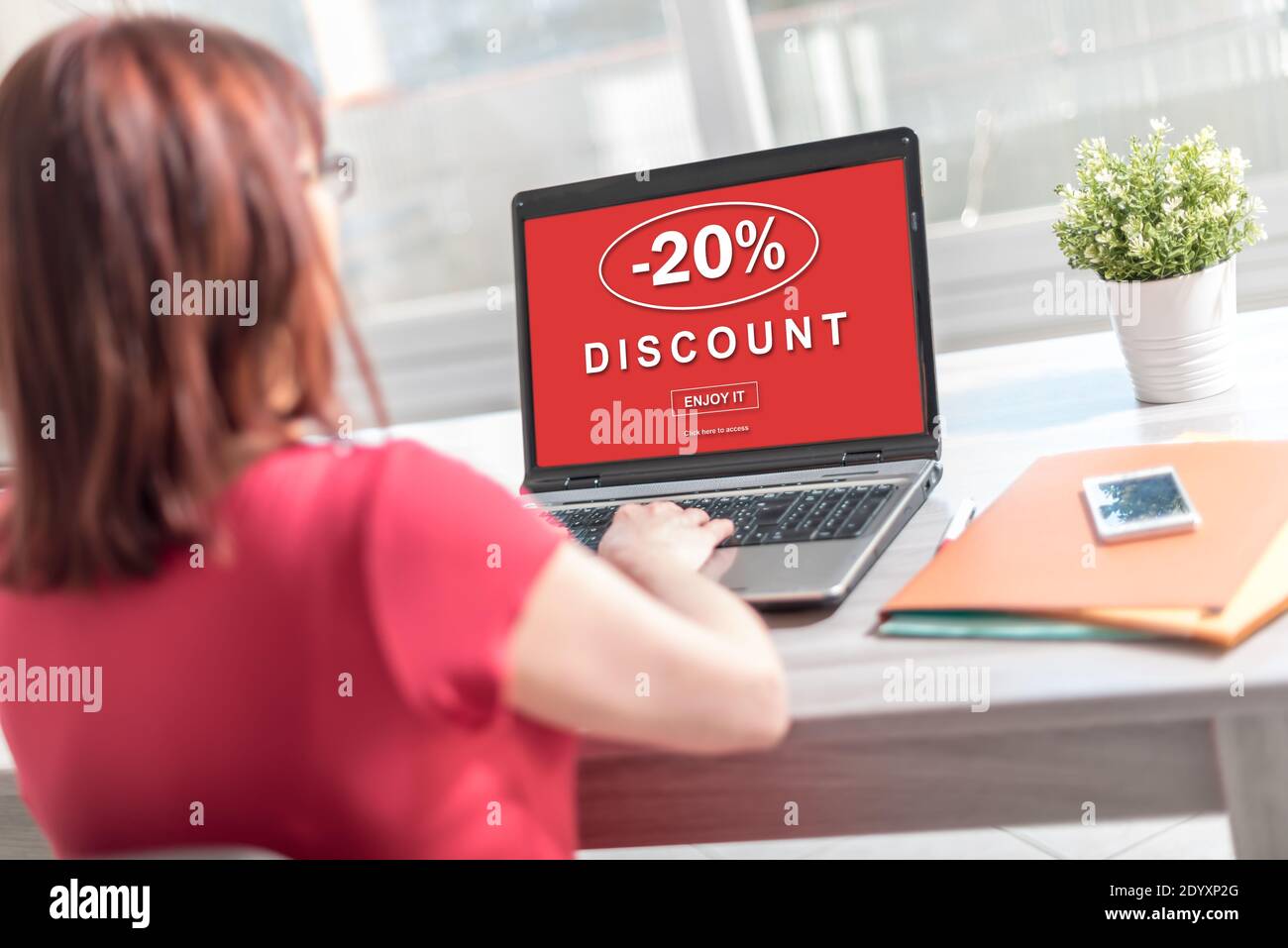 Laptop screen displaying a discount concept Stock Photo - Alamy