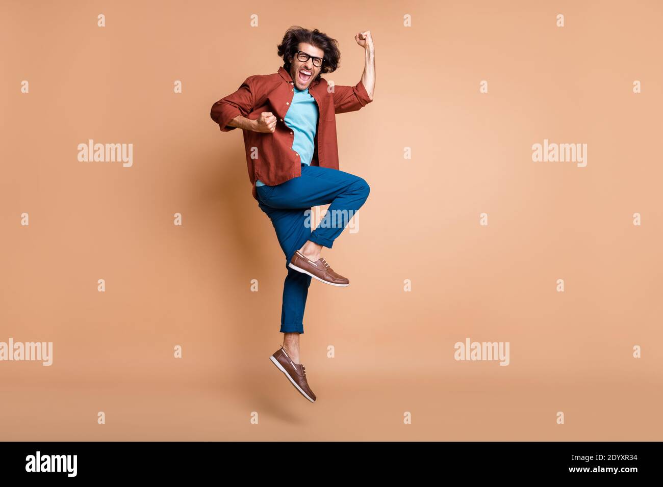 Full length photo portrait of ecstatic screaming man jumping up ...