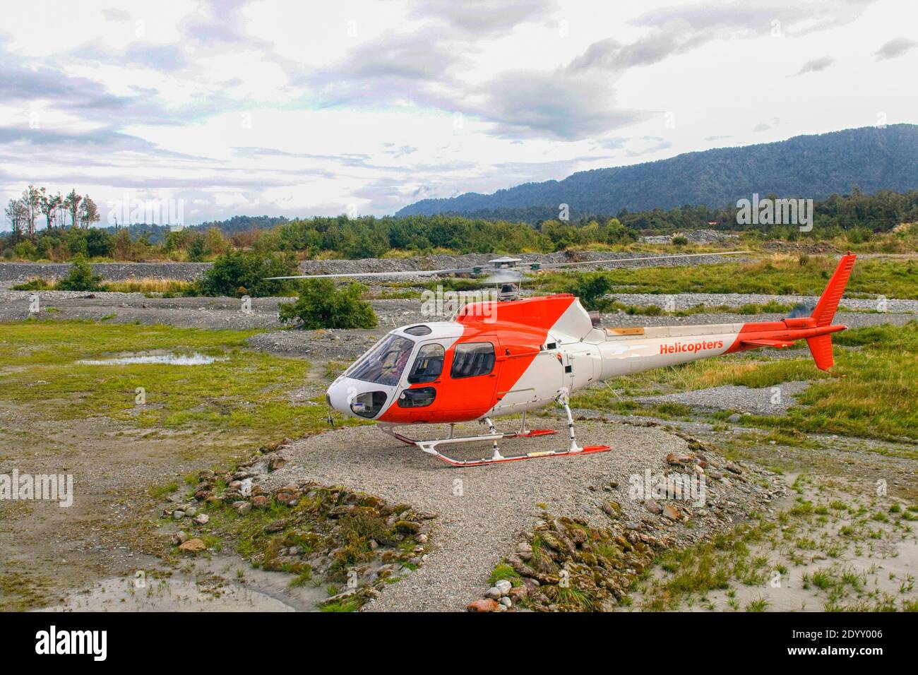 Helicopter on platform waiting for take off Stock Photo - Alamy