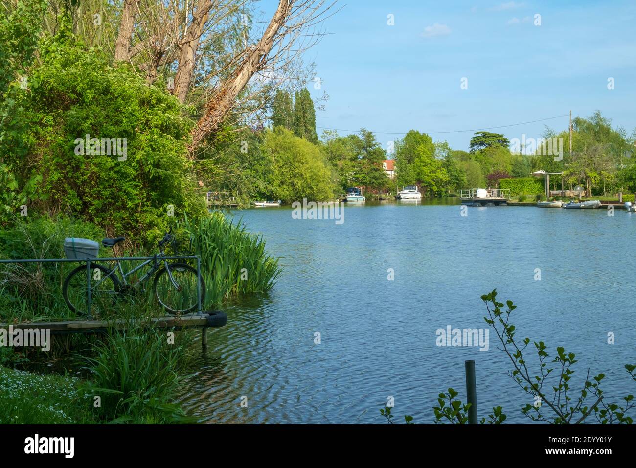 Shepperton thames hi-res stock photography and images - Alamy