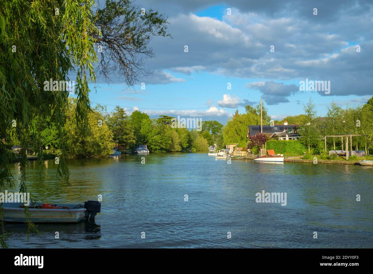 Shepperton hi-res stock photography and images - Alamy