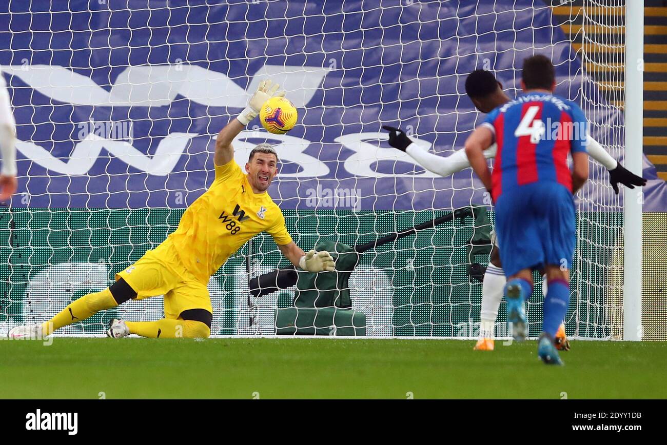 Crystal palace goalkeeper vicente guaita saves hi-res stock photography ...