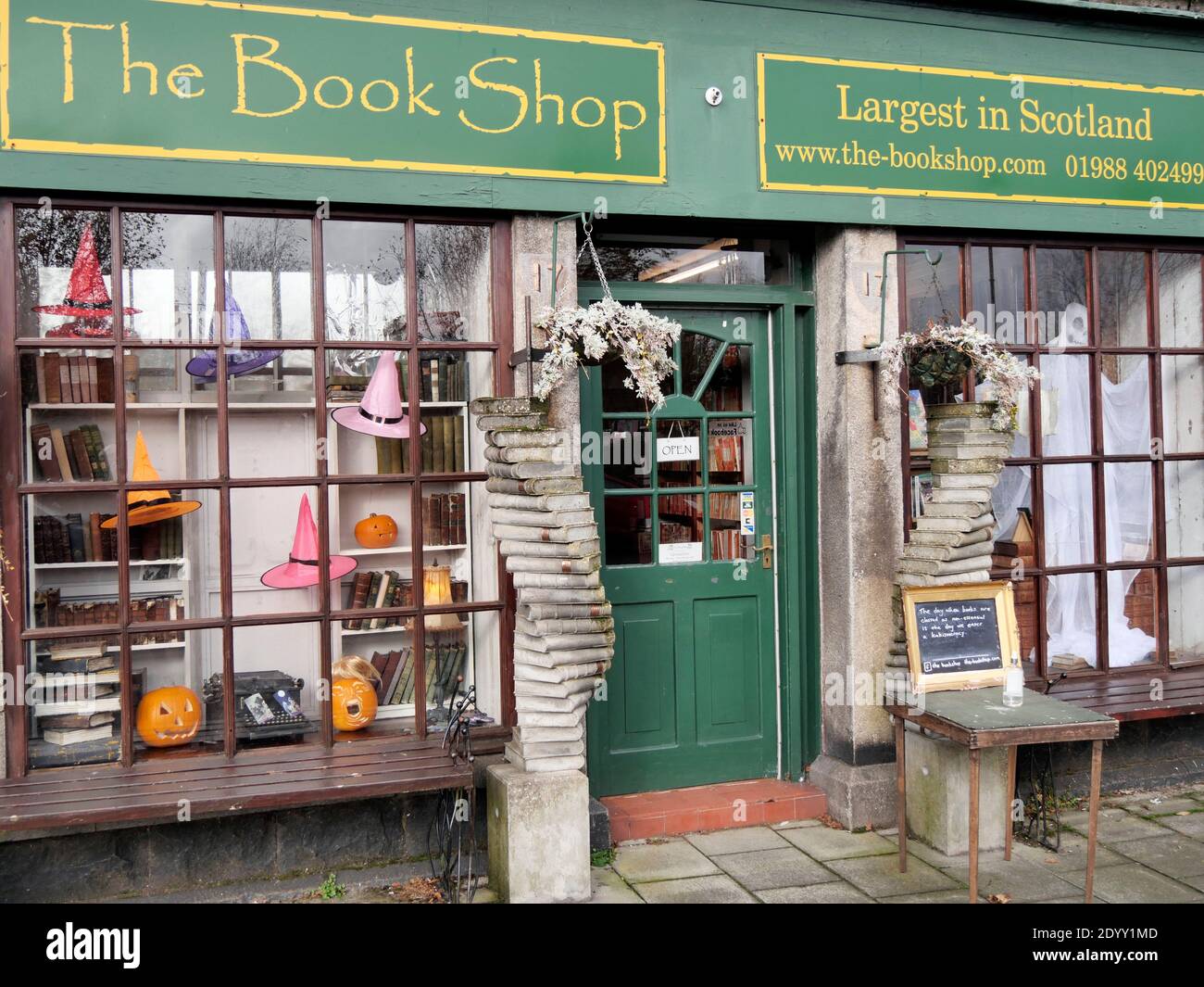 Rustic shopfront hi-res stock photography and images - Alamy