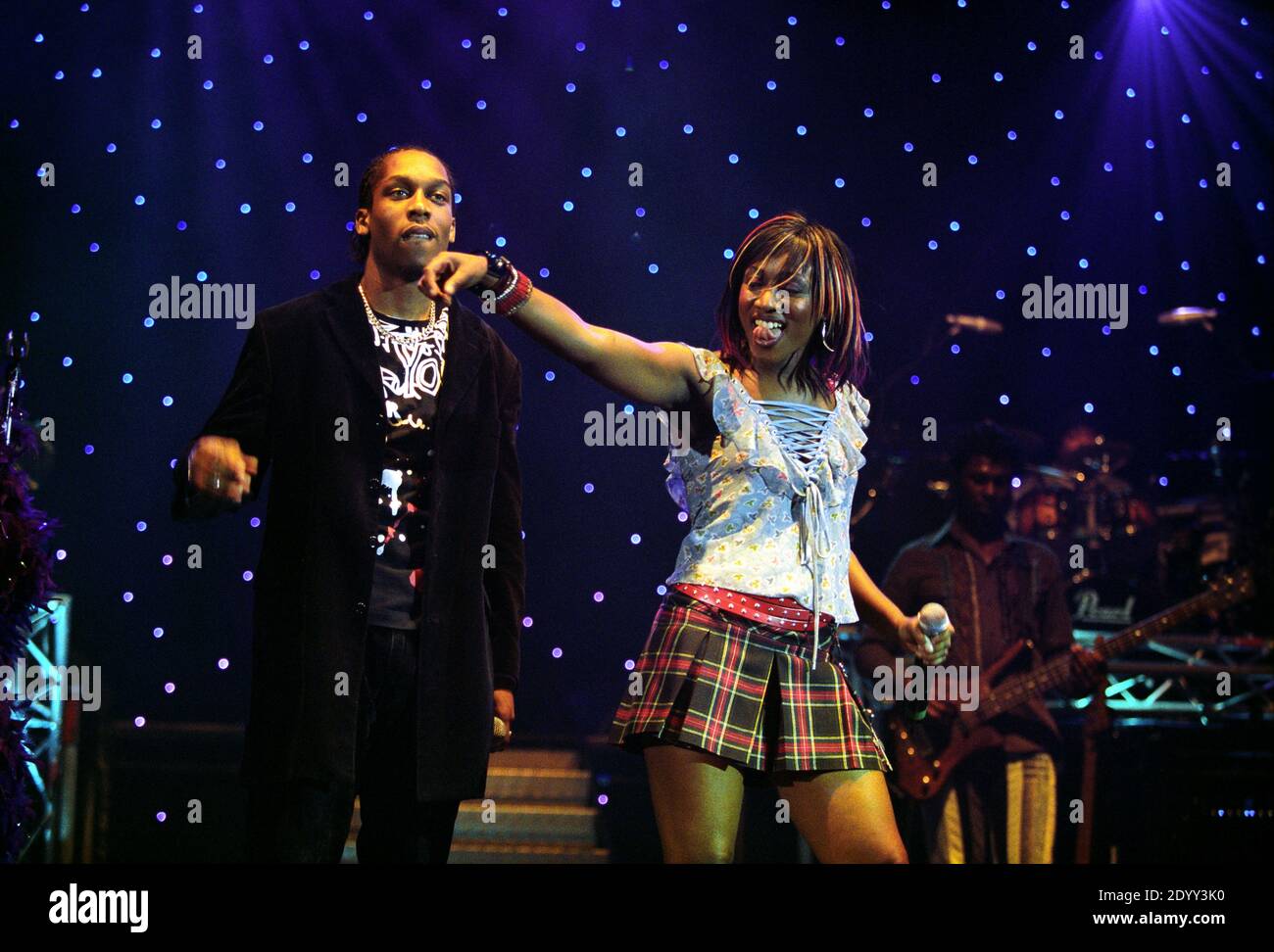 Beverley Knight singing with Lemar from The BBC's Fame Academy on stage ...