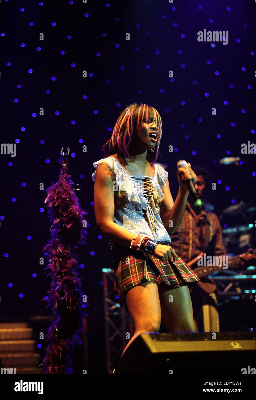 Beverley Knight singing with Lemar from The BBC's Fame Academy on stage ...