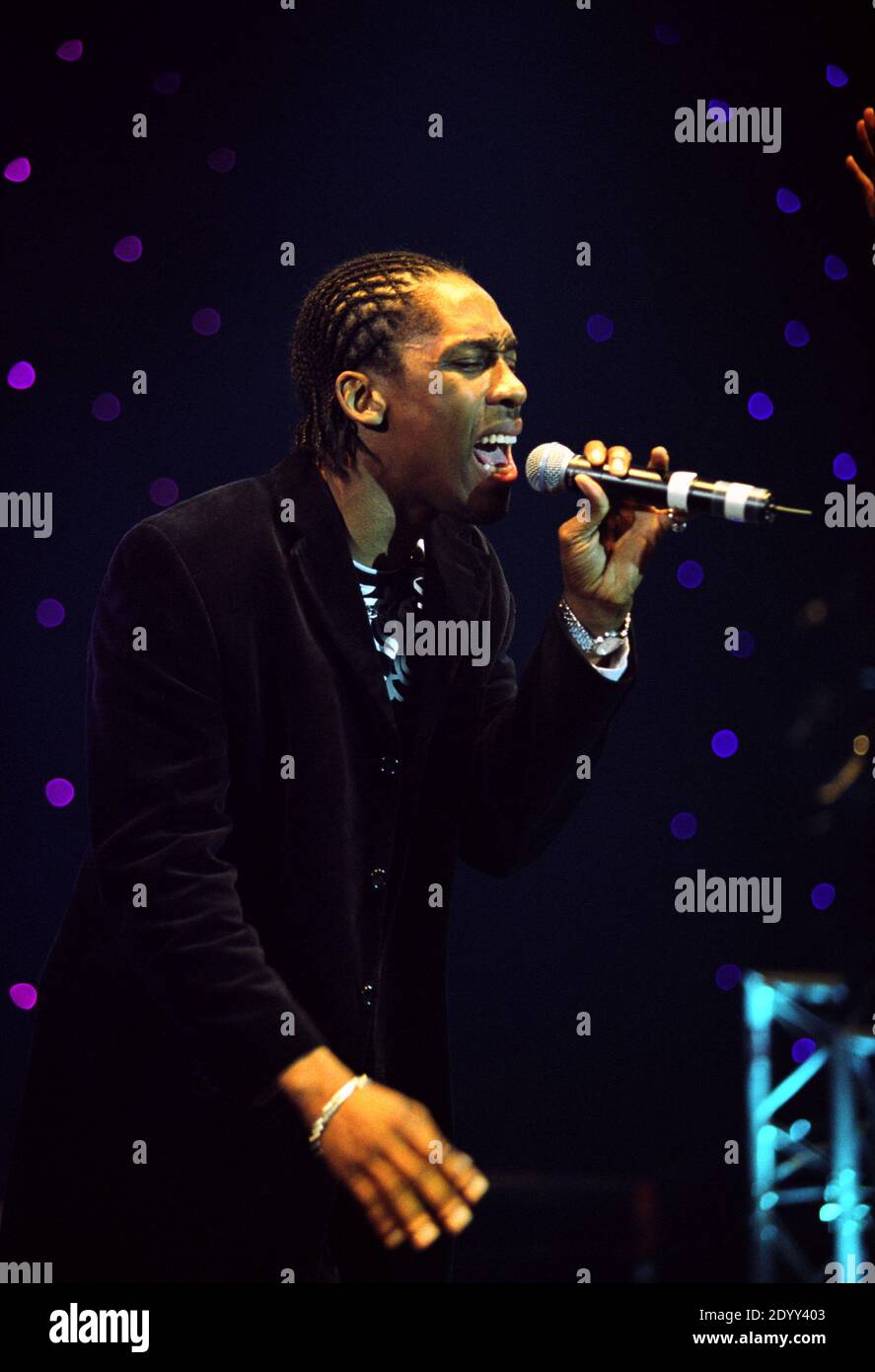 Beverley Knight singing with Lemar from The BBC's Fame Academy on stage ...