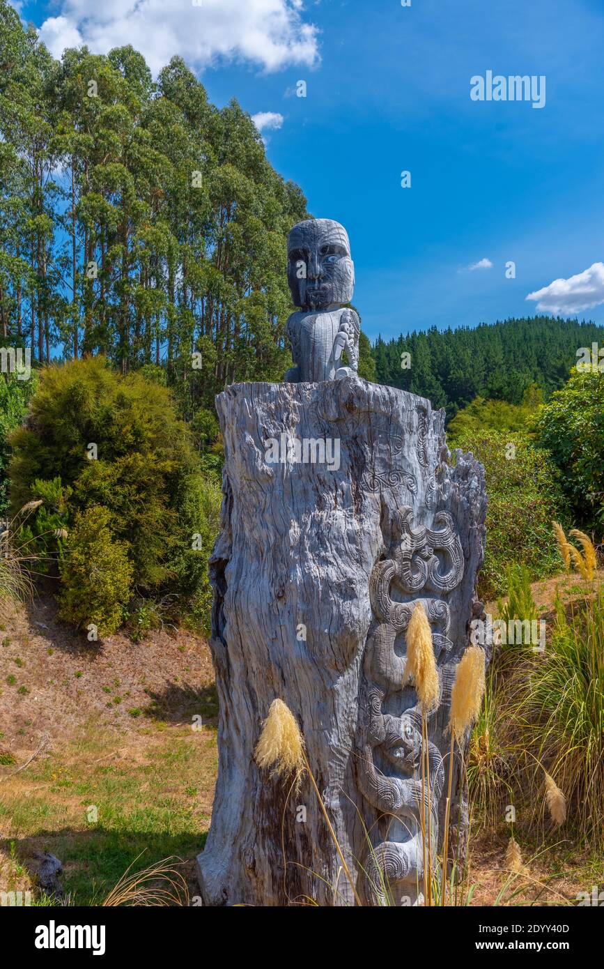 Maori carving wood sculpture te hi-res stock photography and images - Alamy