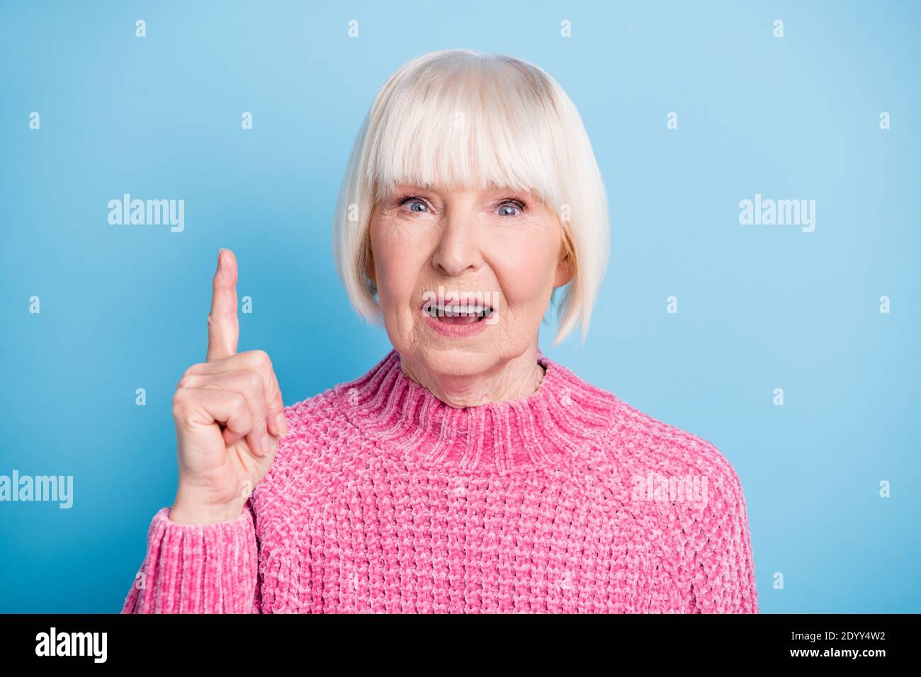 Photo portrait of confused old lady raising finger up isolated on ...