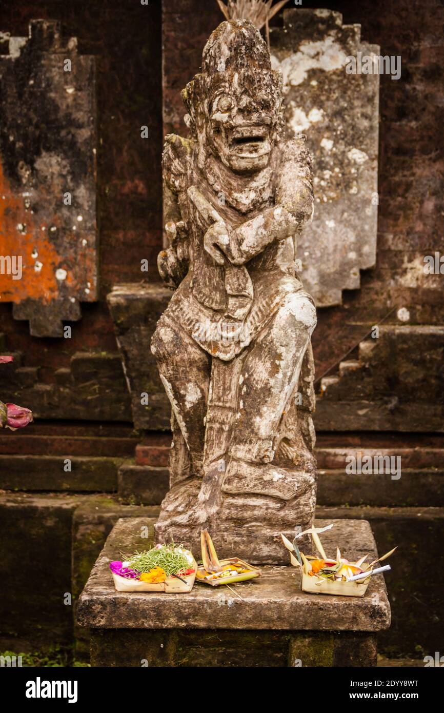 Dvarapala (gate guardian) at the Batukaru Temple entrance Stock Photo ...