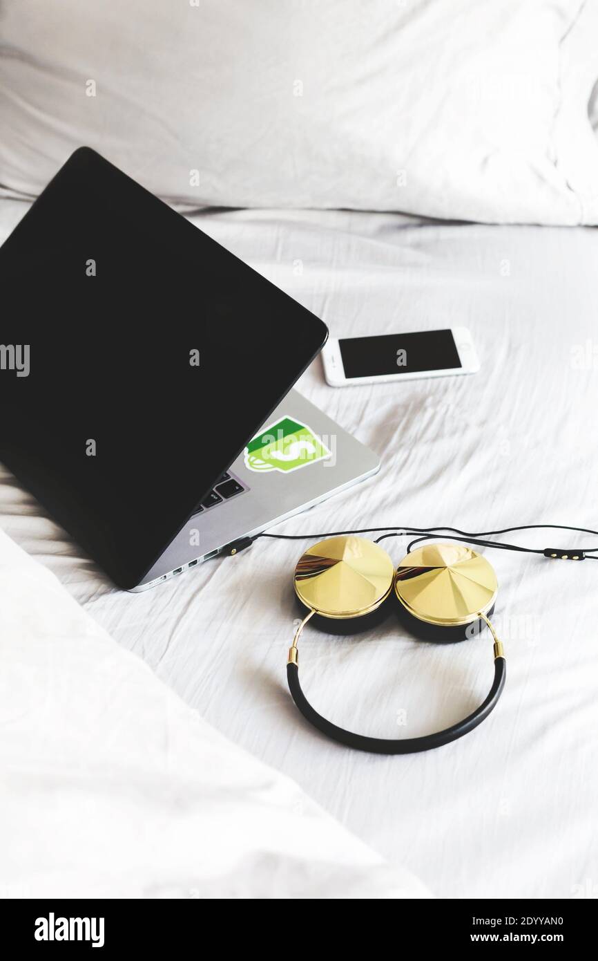 Laptop chart on bed hi-res stock photography and images - Alamy