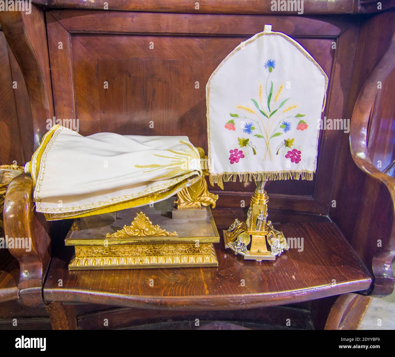 Priest vestments chasuble hi-res stock photography and images - Alamy