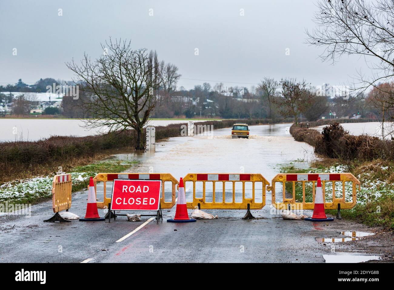 Road Closed due to flooding at Eckington bridge with a 4x4 driving ...