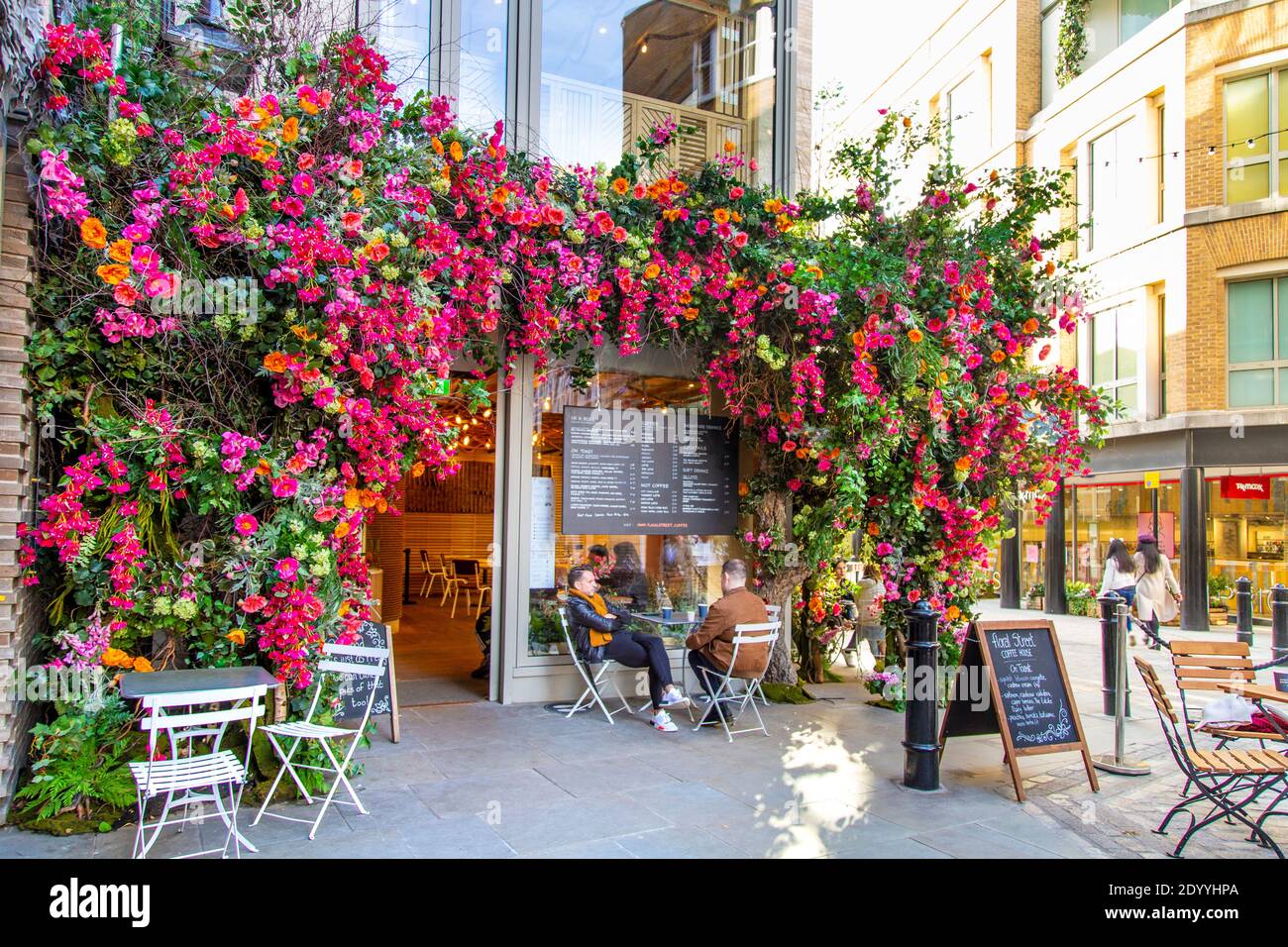Cafe cafes coffee shop shops uk people hi-res stock photography and ...