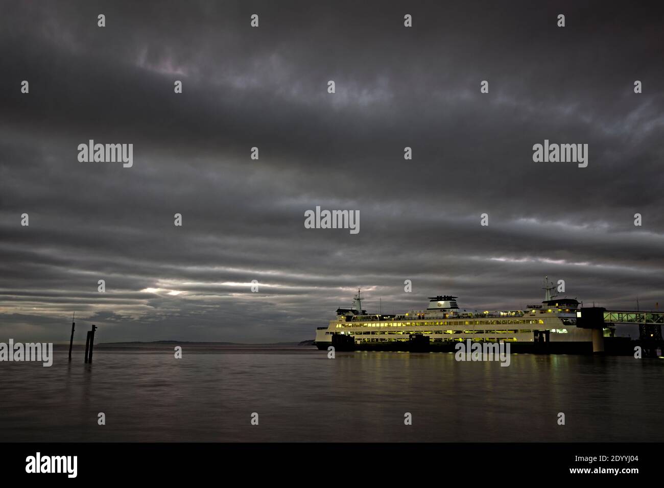 WA18895-00...WASHINGTON - The cross-sound ferry docked at the Edmonds ...