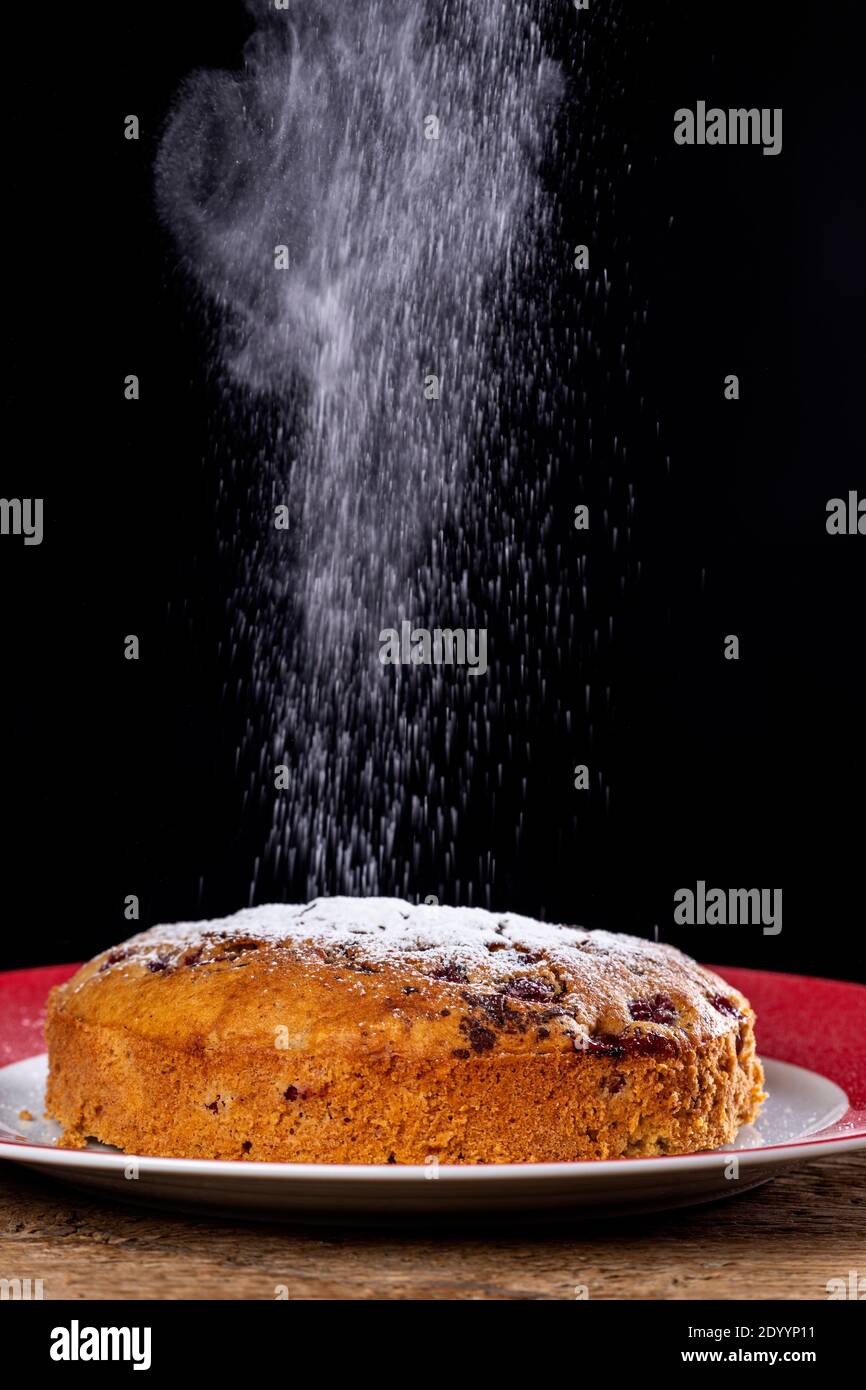 icing sugar falling on a cake Stock Photo - Alamy