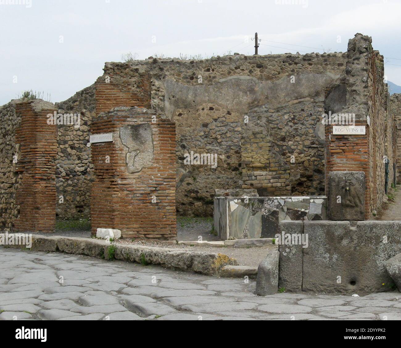 Thermopolia pompeii hi-res stock photography and images - Alamy