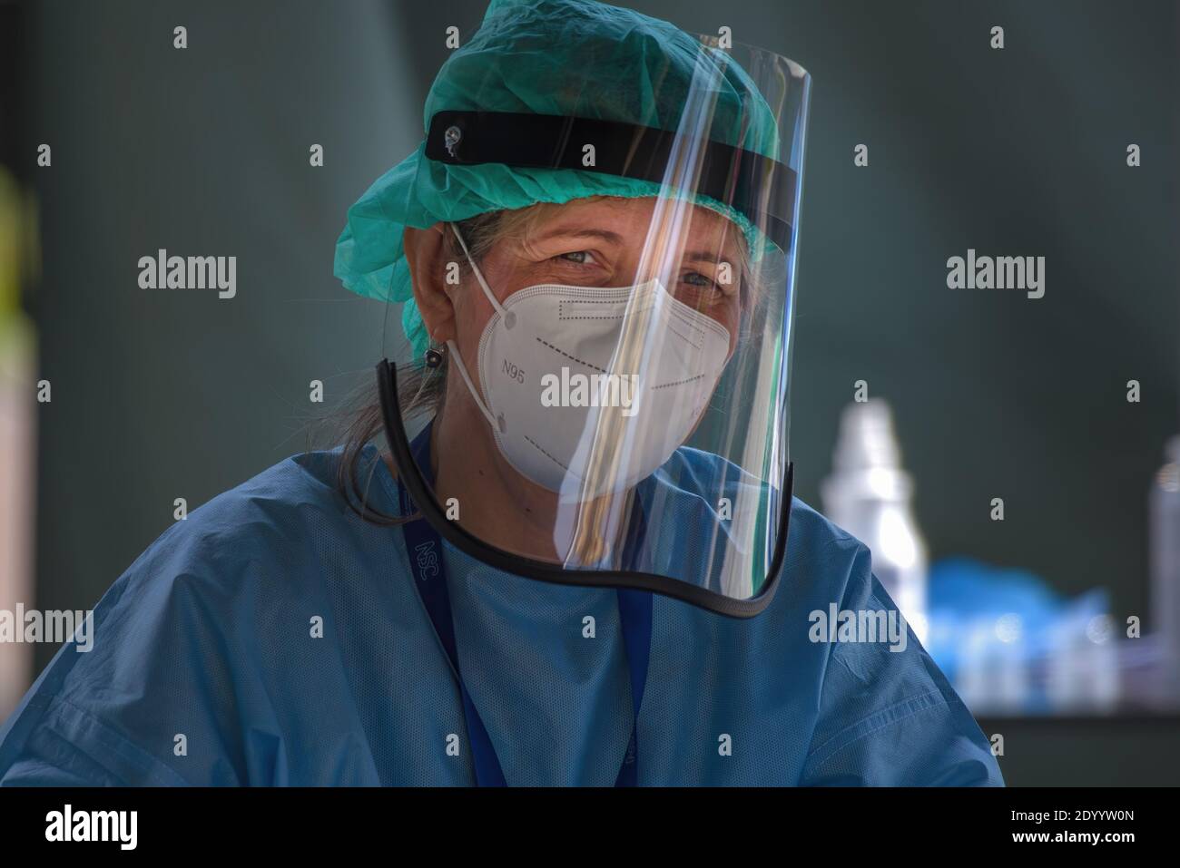 Frontline worker wearing mask hi-res stock photography and images - Alamy