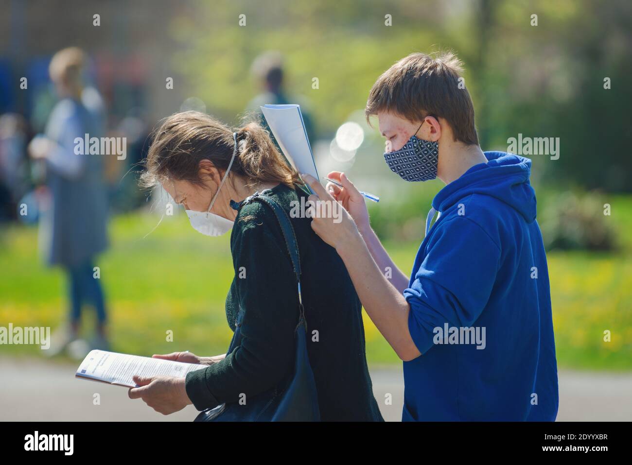 Fill out a questionnaire hi-res stock photography and images - Alamy