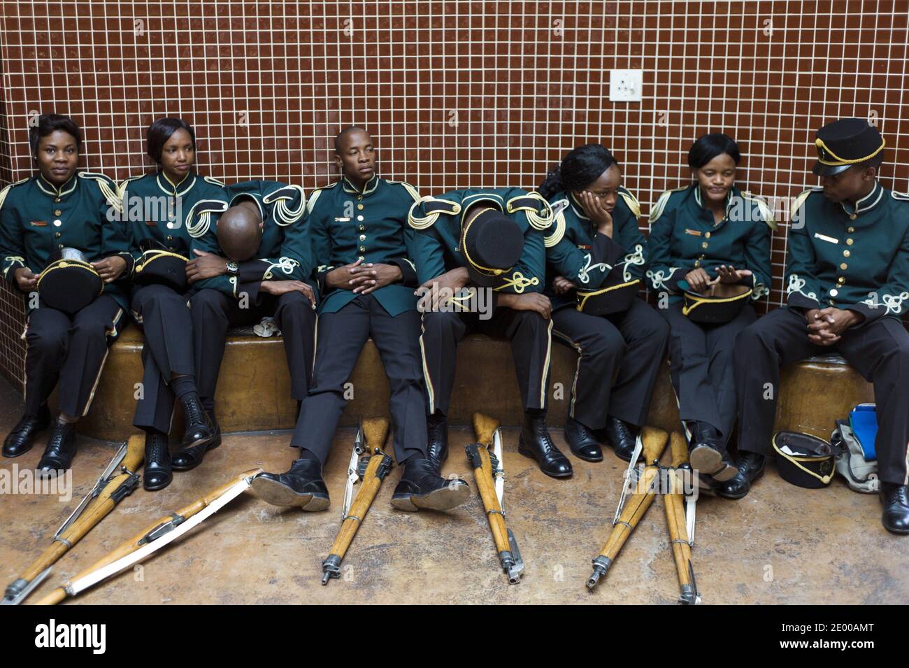 South African soldiers wait for the arrival of French and South African ...