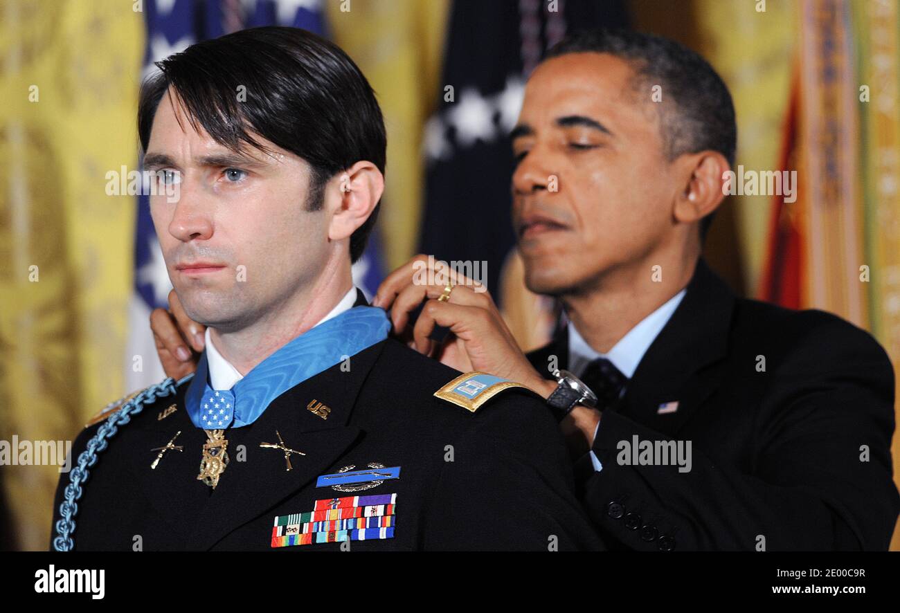 President Barack Obama awards Captain William Swenson, U.S. Army, the ...