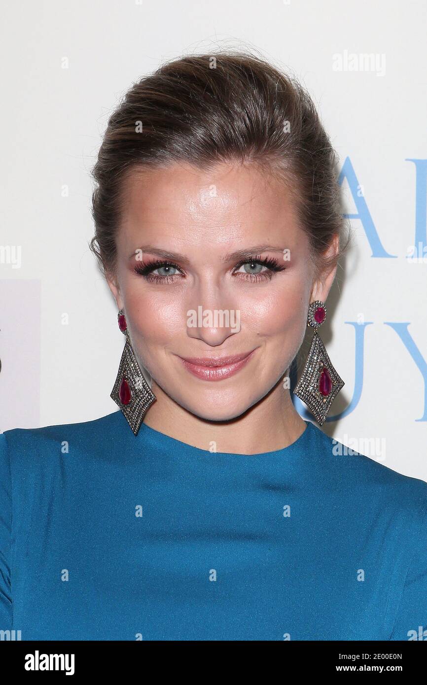Shantel VanSanten arrives to the premiere of Dallas Buyers Club in Los ...