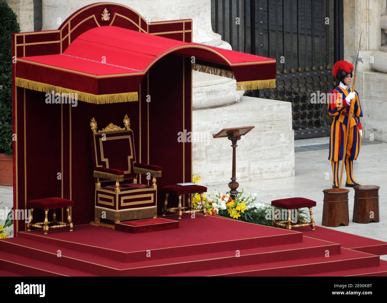 Popes throne hi-res stock photography and images - Alamy