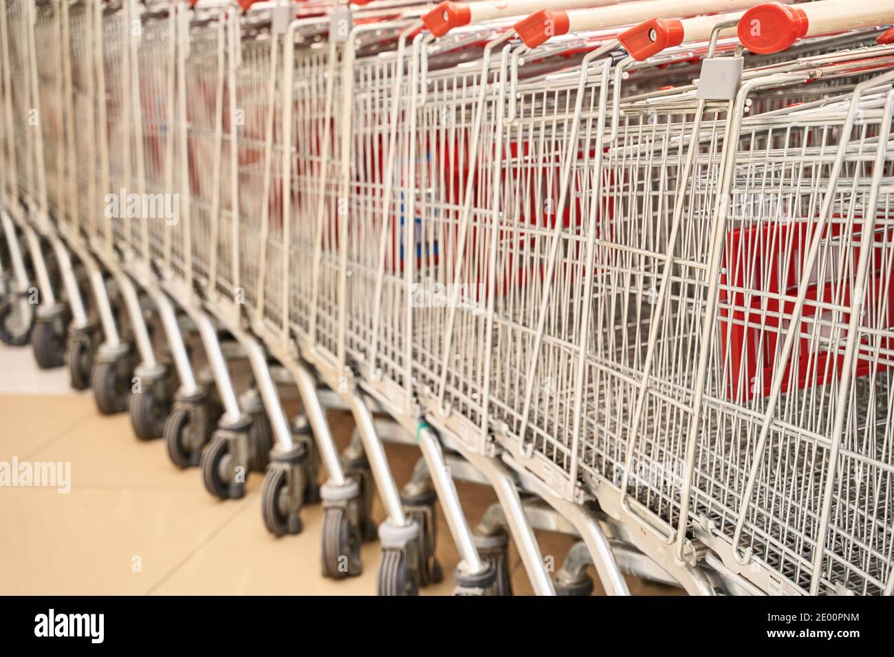Retro shop trolley. Supermarket shopper. Grocery empty detail Stock ...