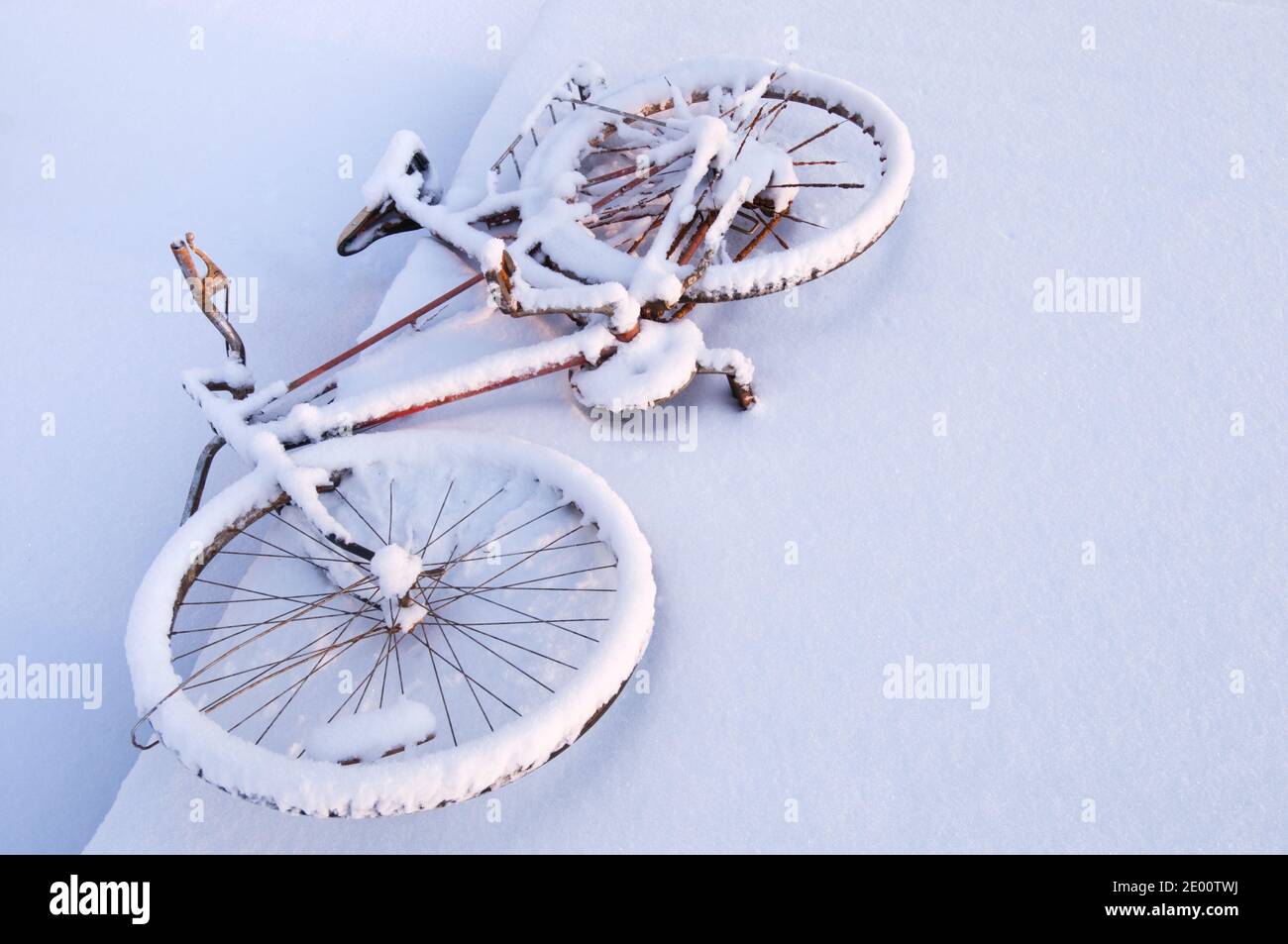 Rusty old bicycle covered in snow Stock Photo - Alamy