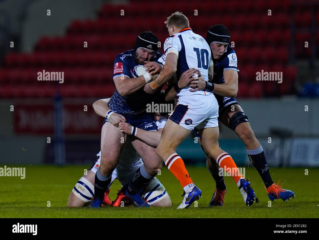 Stand off hi-res stock photography and images - Alamy