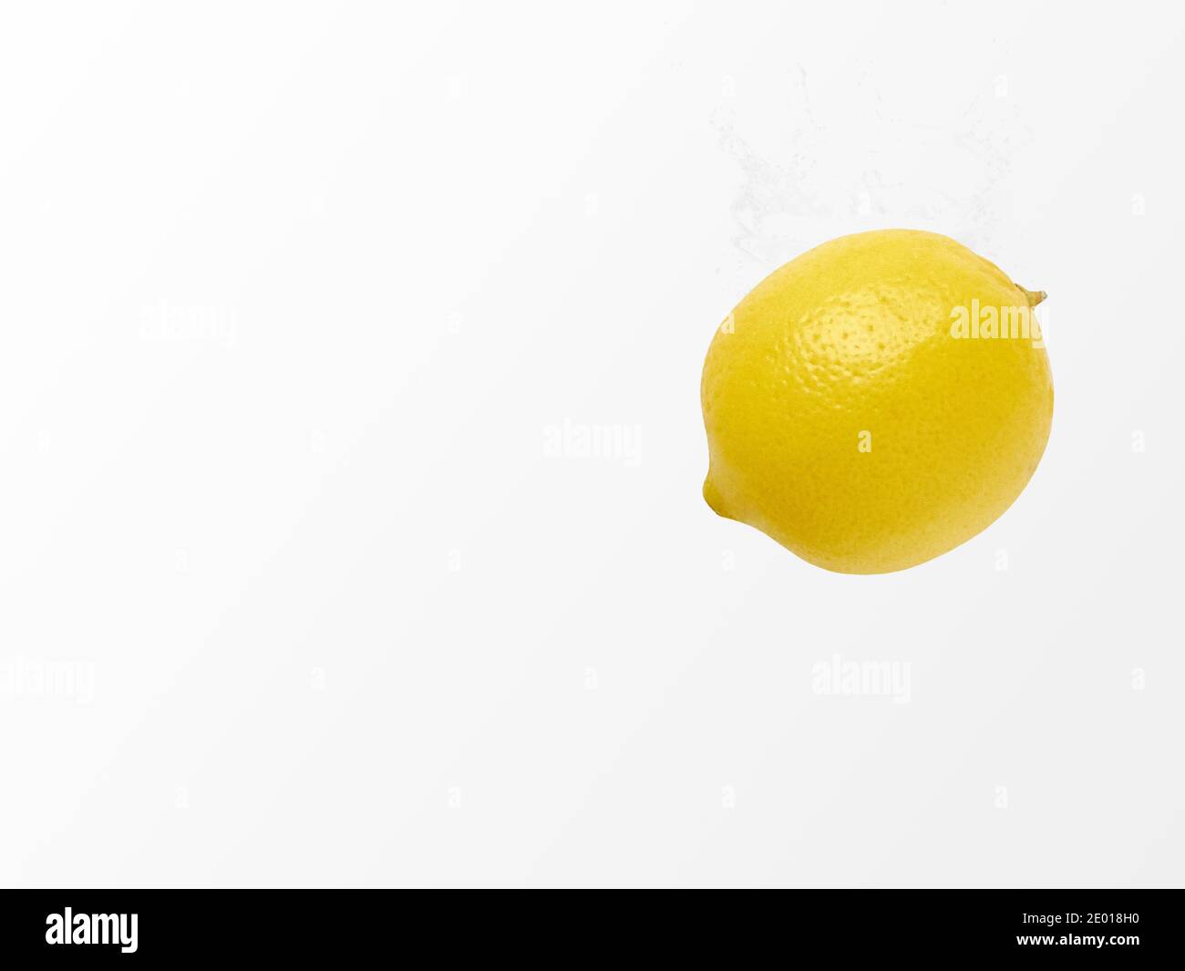 Fresh lemon dropped into water with splash Stock Photo - Alamy