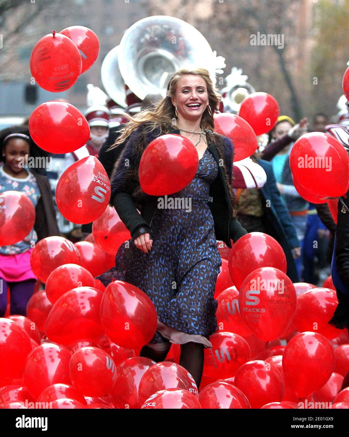 Cameron Diaz filming a dancing scene on the set of 'Annie' in Harlem ...